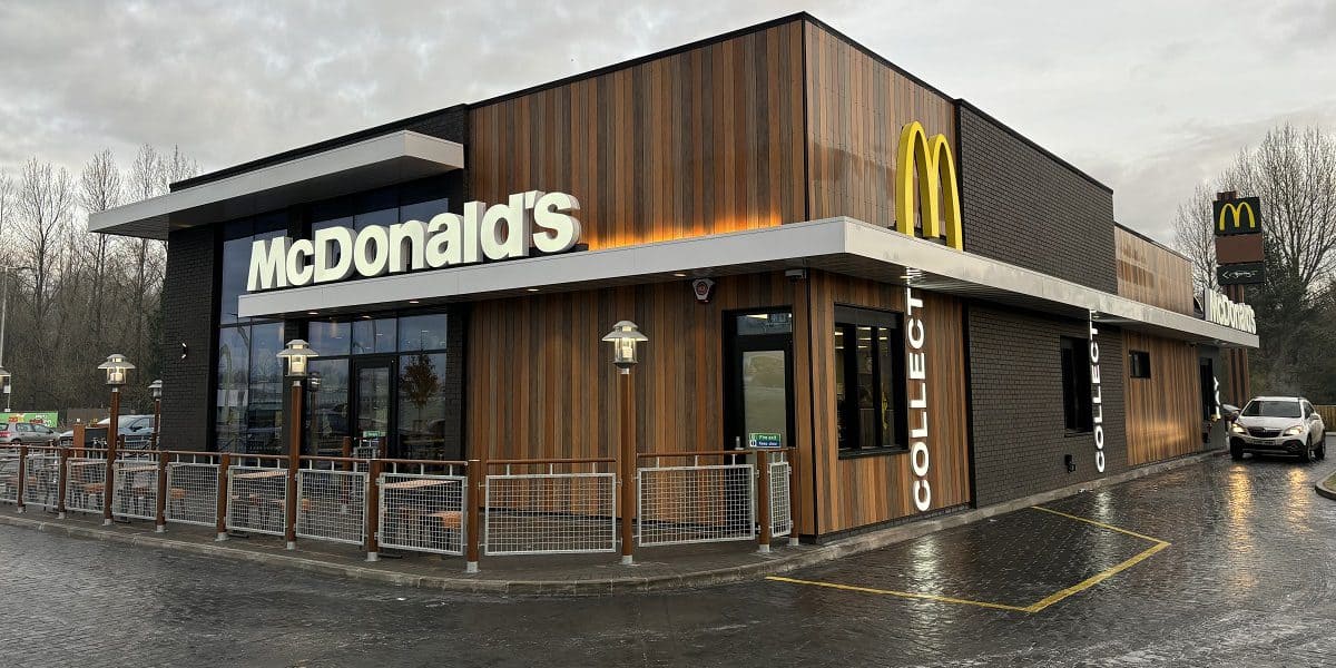Edificio E Cartello Mcdonalds Un Grande Edificio In Legno Con Sopra